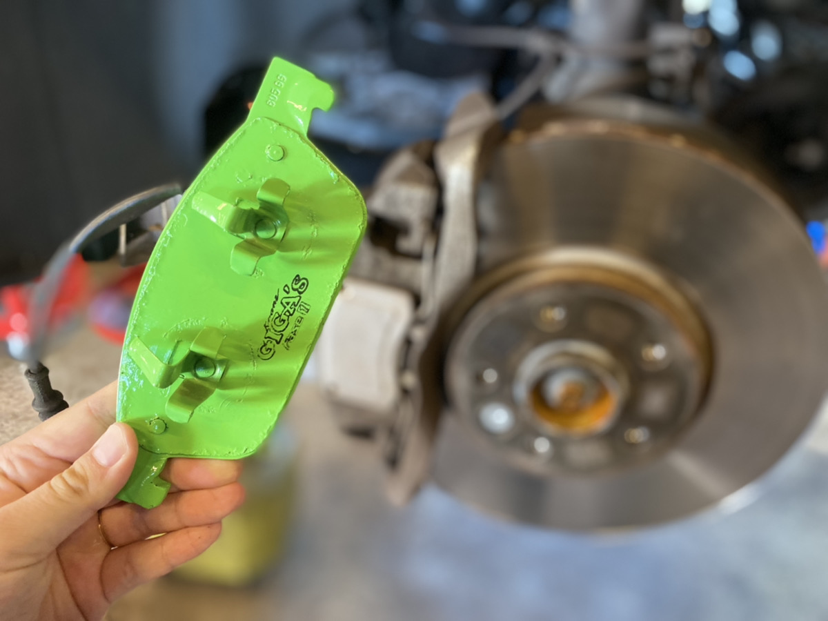 【今日のGAKUYA】T5/T6/T6.1のブレーキパッドを低ダストタイプに！ | GAKUYA フォルクスワーゲン アミューズメント